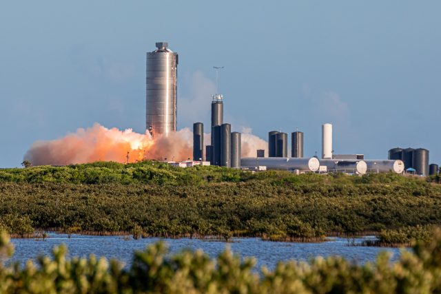For the first time, a Starship prototype roars to life with three ...