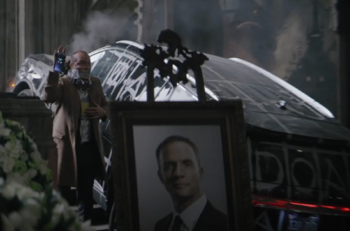 Robert Pattinson is a broody Caped Crusader in first teaser for The ...