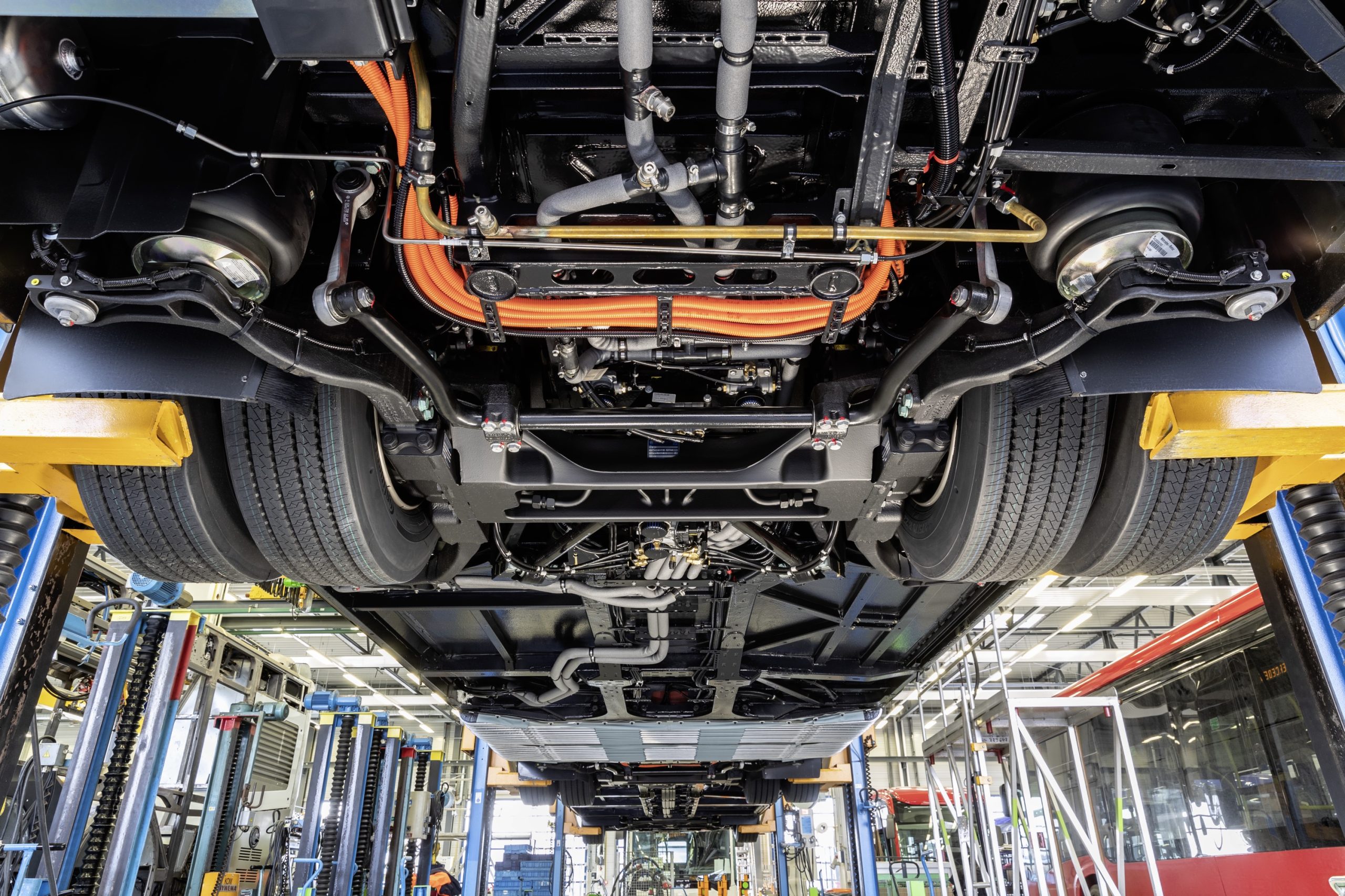 Mercedes-Benz’s newest electric city bus uses solid-state batteries ...