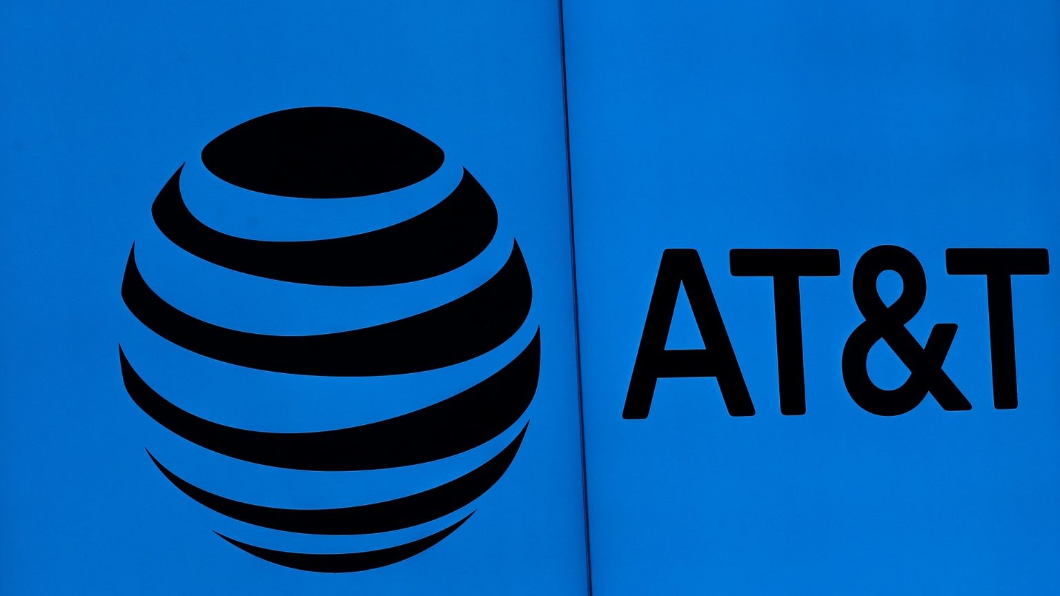 FCC chairman helps AT&T cement dominance with $23 billion spectrum deal ...