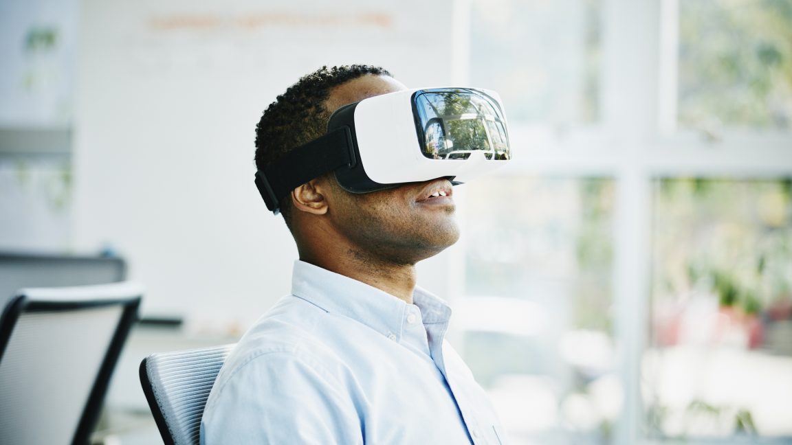 Traders set to don virtual reality headsets in their home offices - Ars ...