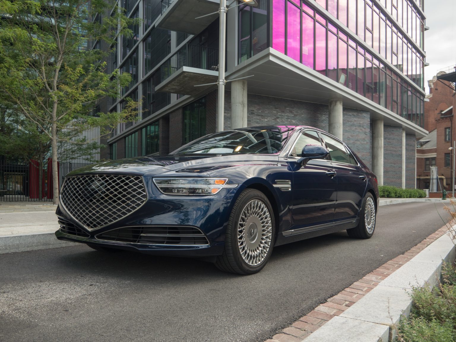The 2020 Genesis G90—a good luxury sedan from an alternate dimension ...