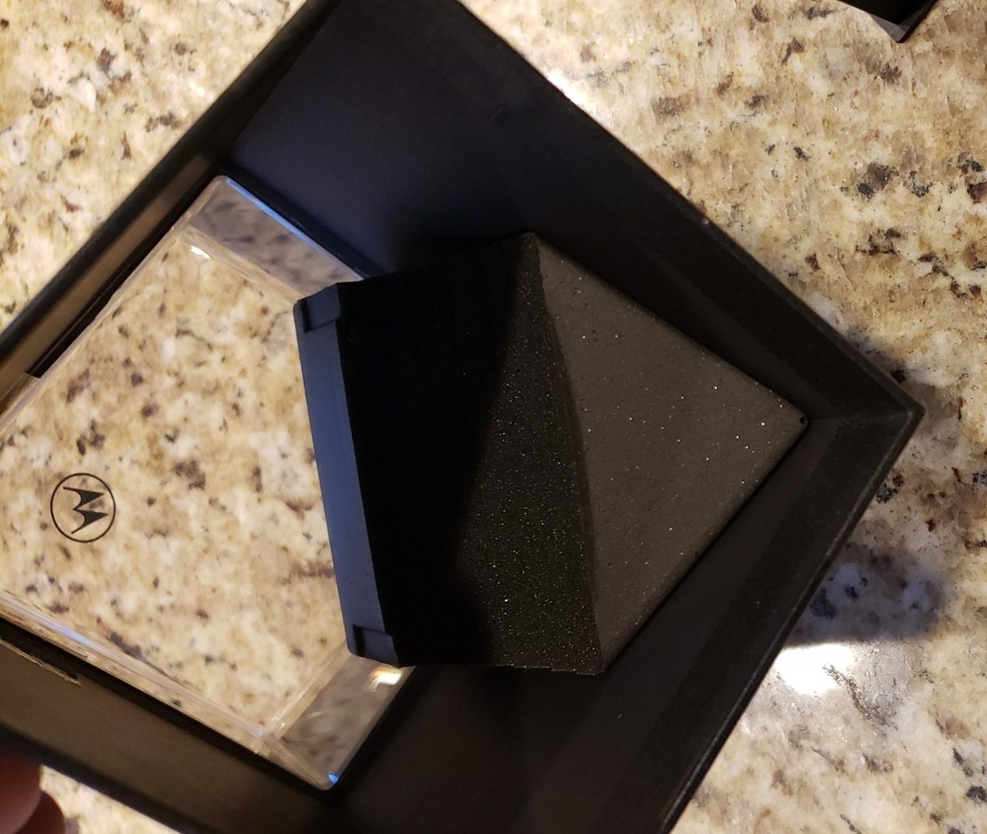 Motorola says “new” Moto Razrs shouldn’t arrive in used condition ...