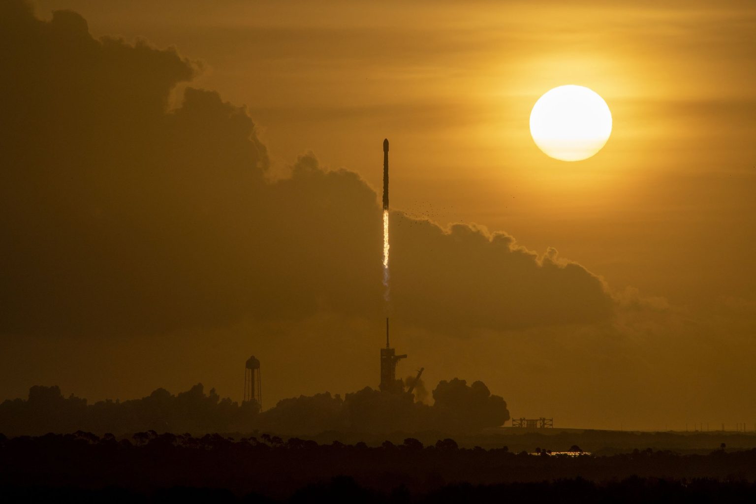 SpaceX gets back on track with a stunning Starlink launch near sunrise ...