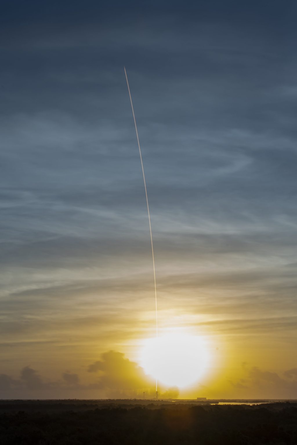 SpaceX gets back on track with a stunning Starlink launch near sunrise ...