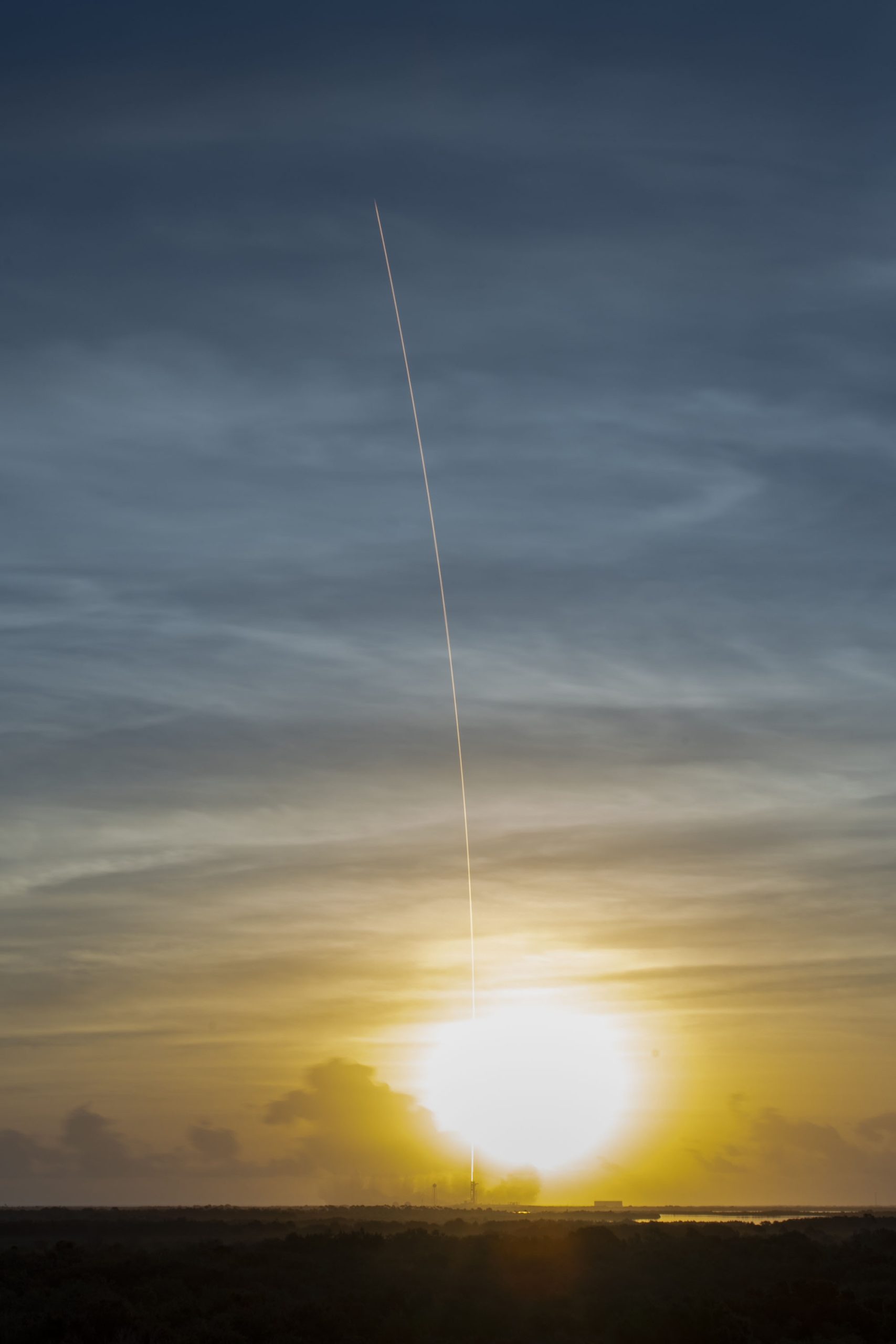 SpaceX gets back on track with a stunning Starlink launch near sunrise ...