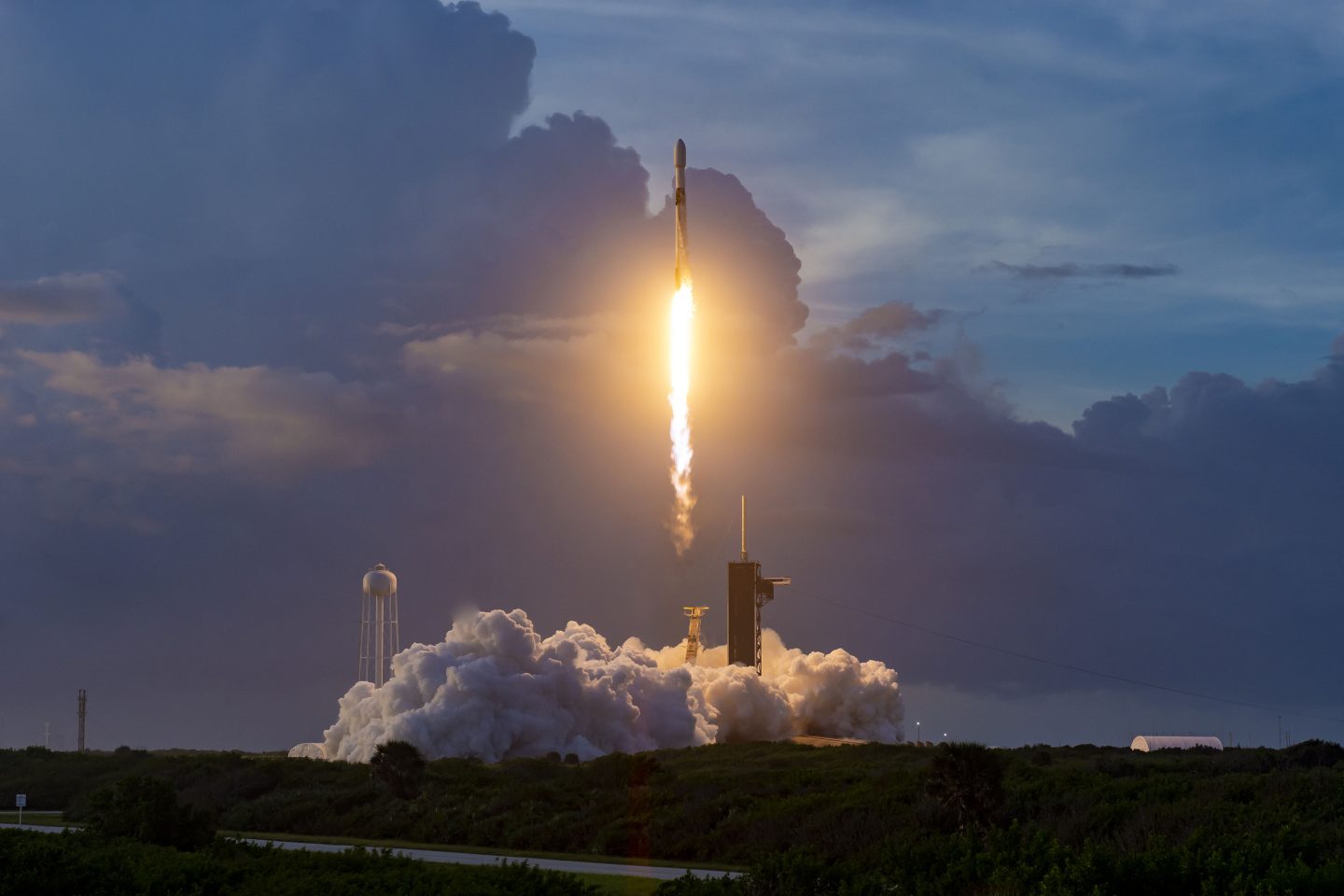SpaceX gets back on track with a stunning Starlink launch near sunrise ...