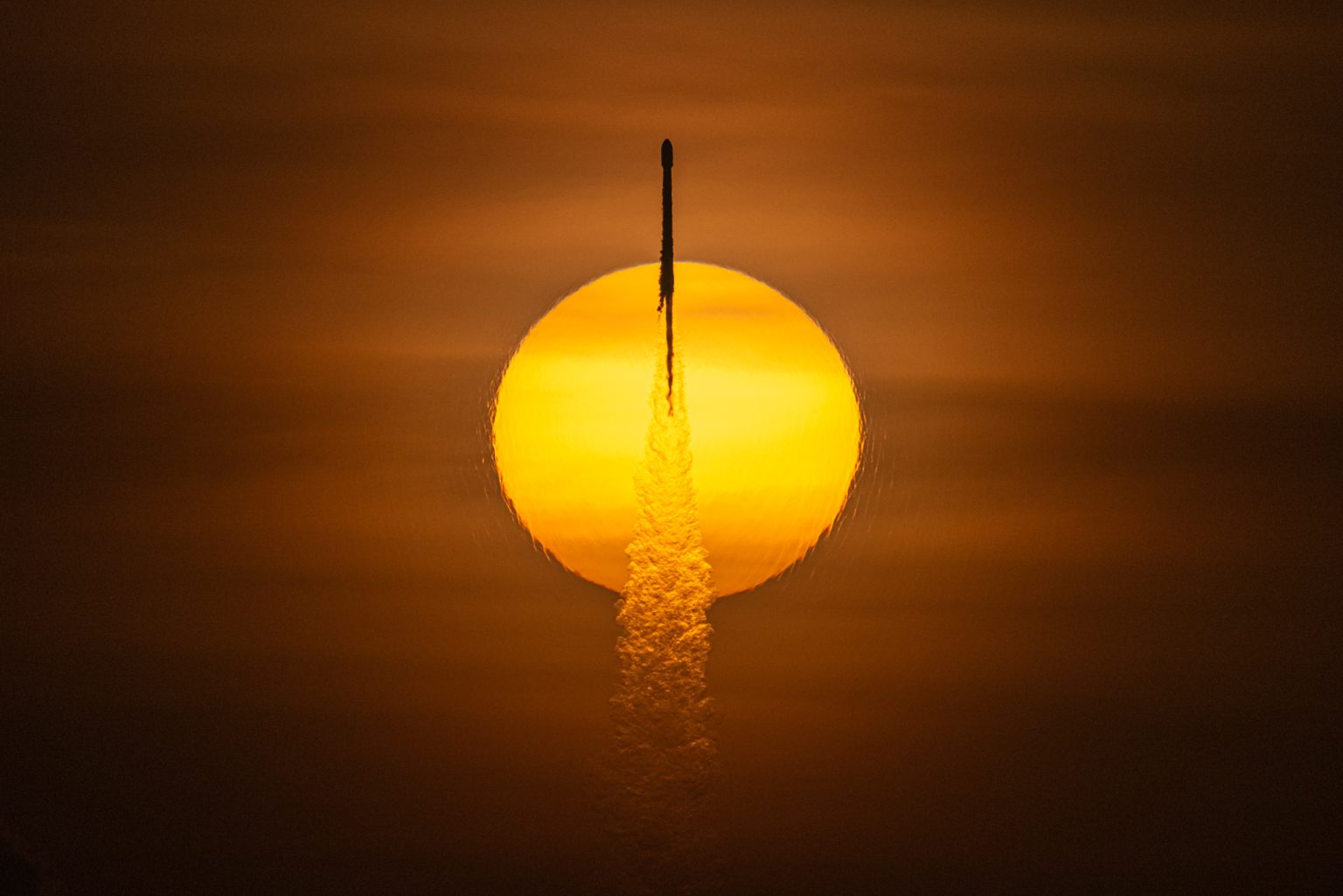 SpaceX gets back on track with a stunning Starlink launch near sunrise ...