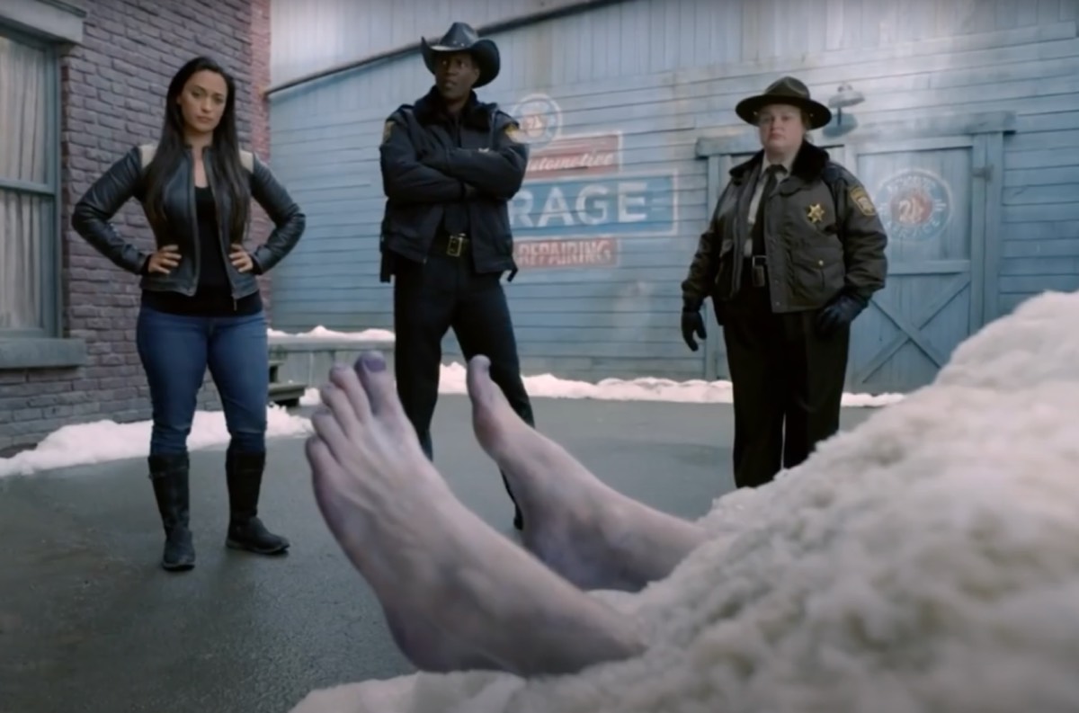 Alan Tudyk plays a crime-solving alien in disguise in Resident Alien ...