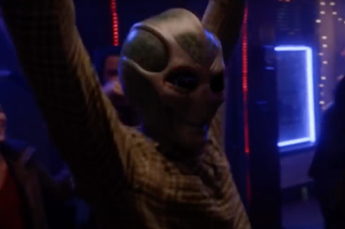 Alan Tudyk plays a crime-solving alien in disguise in Resident Alien ...