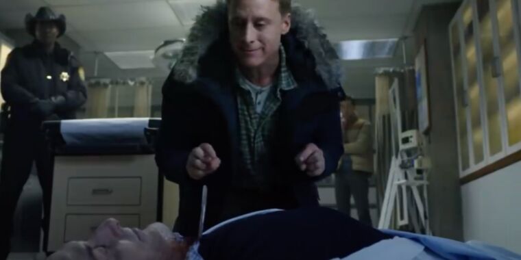 Alan Tudyk plays a crime-solving alien in disguise in Resident Alien ...