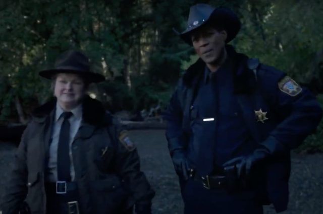 Alan Tudyk plays a crime-solving alien in disguise in Resident Alien ...