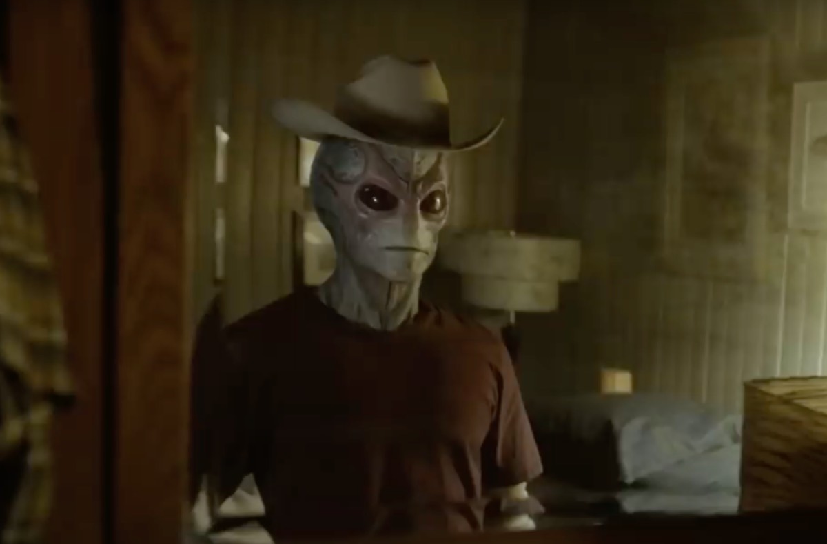 Alan Tudyk plays a crime-solving alien in disguise in Resident Alien ...