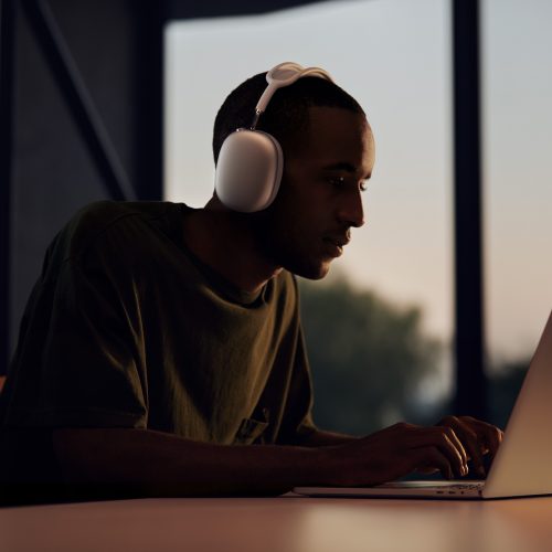 Apple’s new AirPods Max over-ear headphones cost $549 - Ars Technica