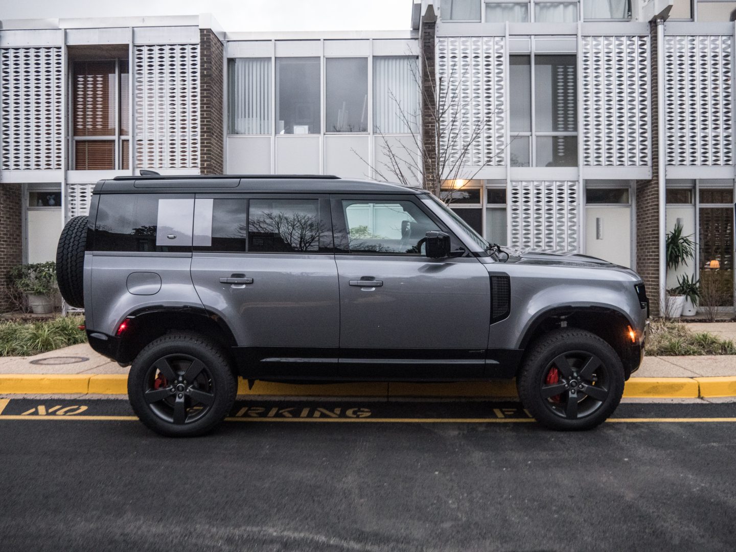 The Land Rover Defender—rugged, charming, but drinks like a fish - Ars ...