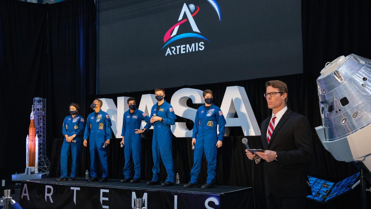 Trump White House drops diversity plan for Moon landing it created back ...