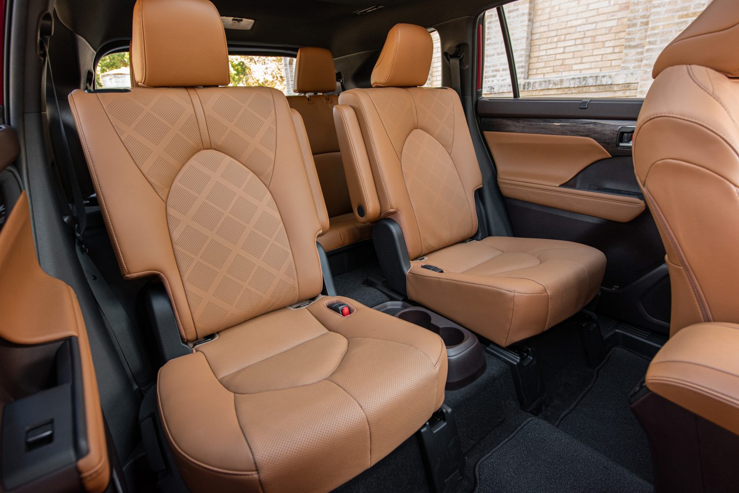 The Toyota Highlander hybrid is a big three-row with a buzzy engine ...