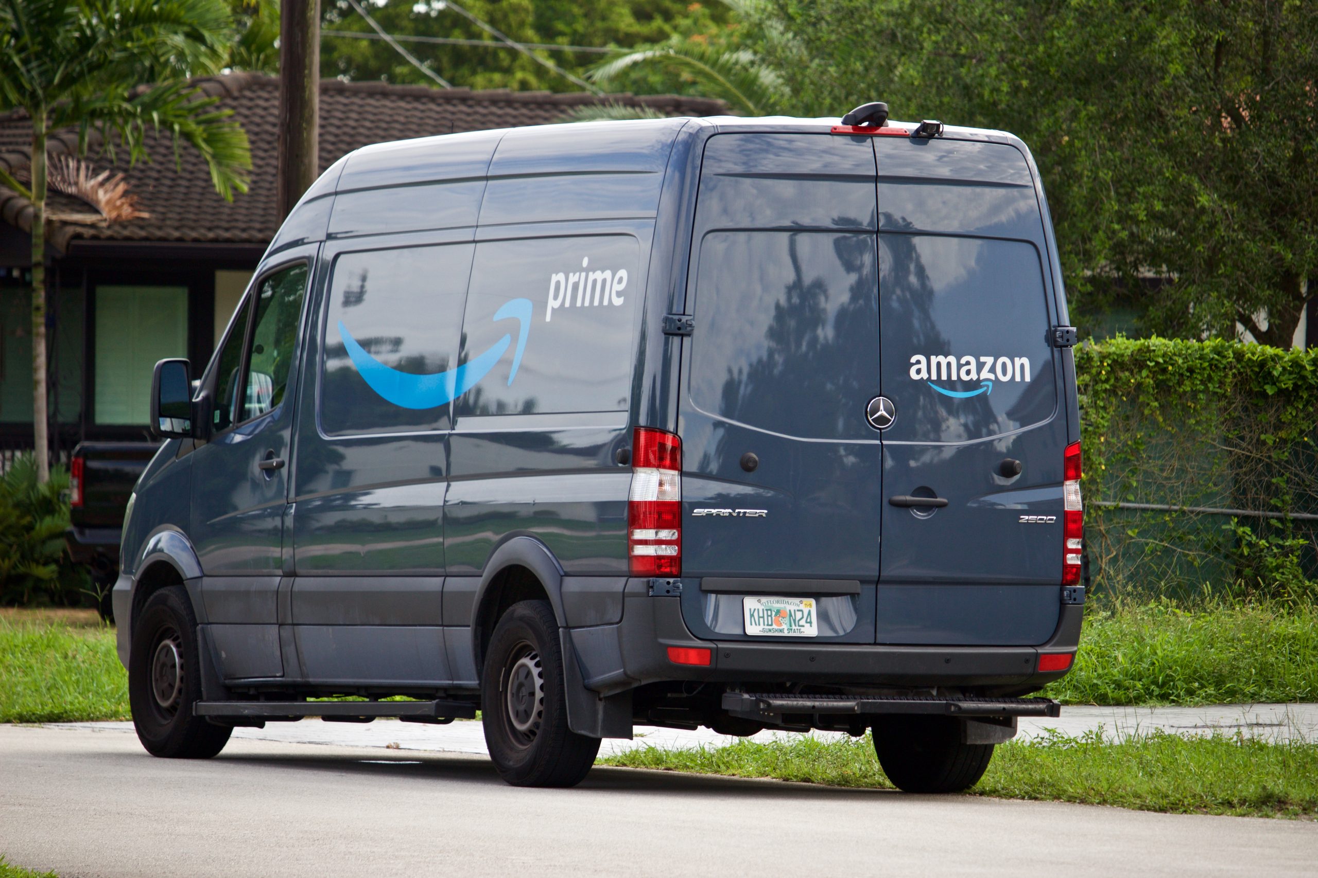 Amazon admits its drivers sometimes have to pee in bottles - Ars Technica