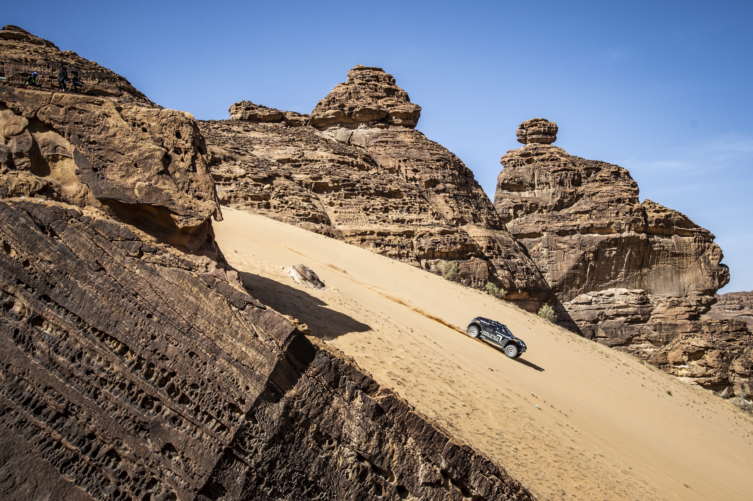 Sand, sun, and electric off-road SUVs: Extreme E holds its first race ...