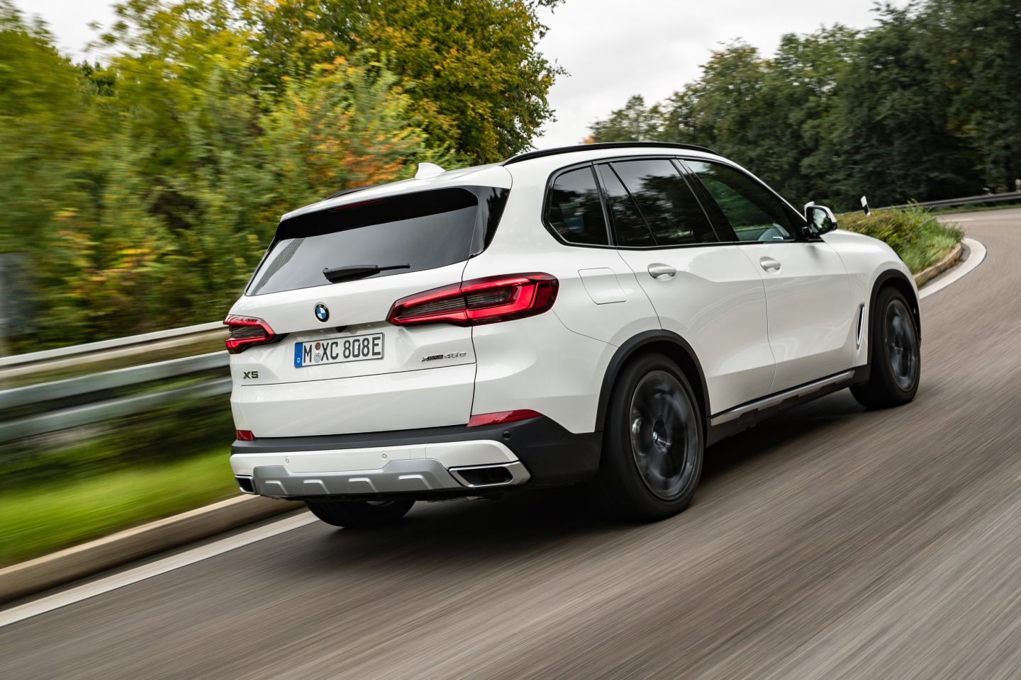 The 2021 BMW X5 xDrive45e—a big battery gives this hybrid a useful ...