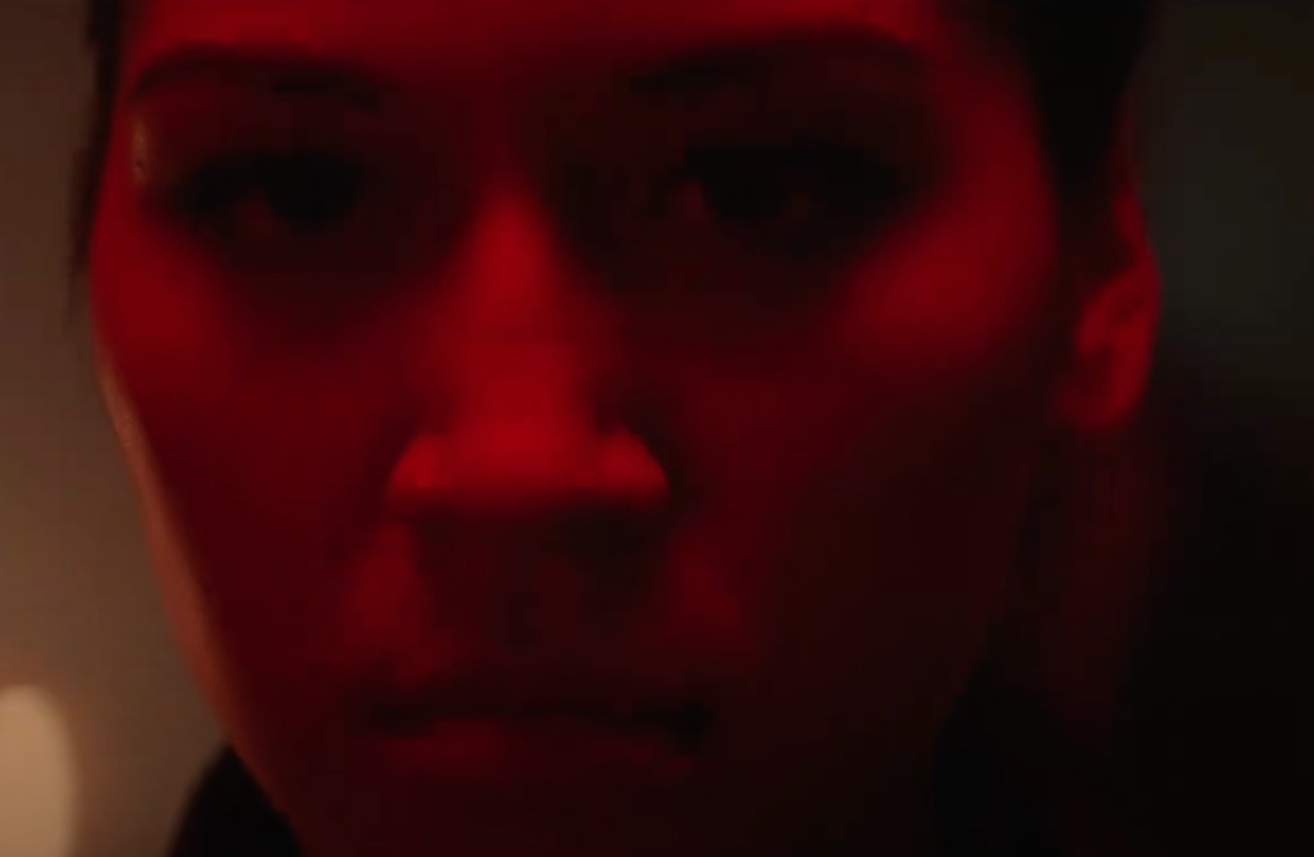 Jeremy Renner passes down his bow in fun, holiday-themed trailer for ...