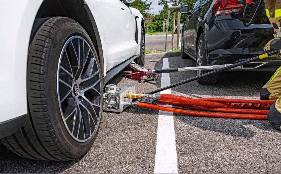 New firefighting tool delivers water directly to blazing EV batteries ...