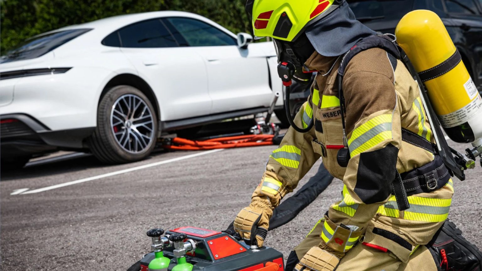 New firefighting tool delivers water directly to blazing EV batteries ...