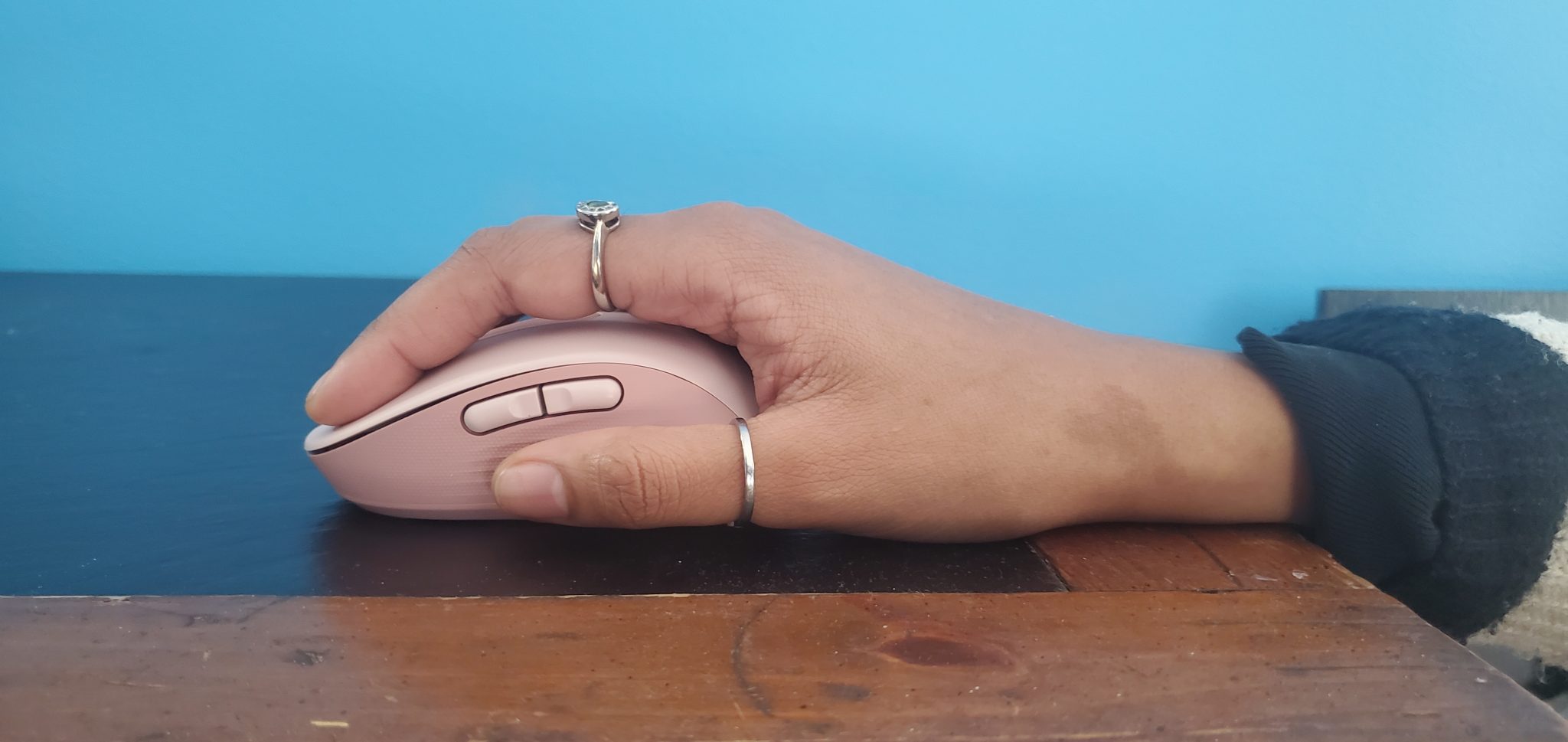 Logitech Signature M650: A quiet wireless mouse for big, small, or left ...