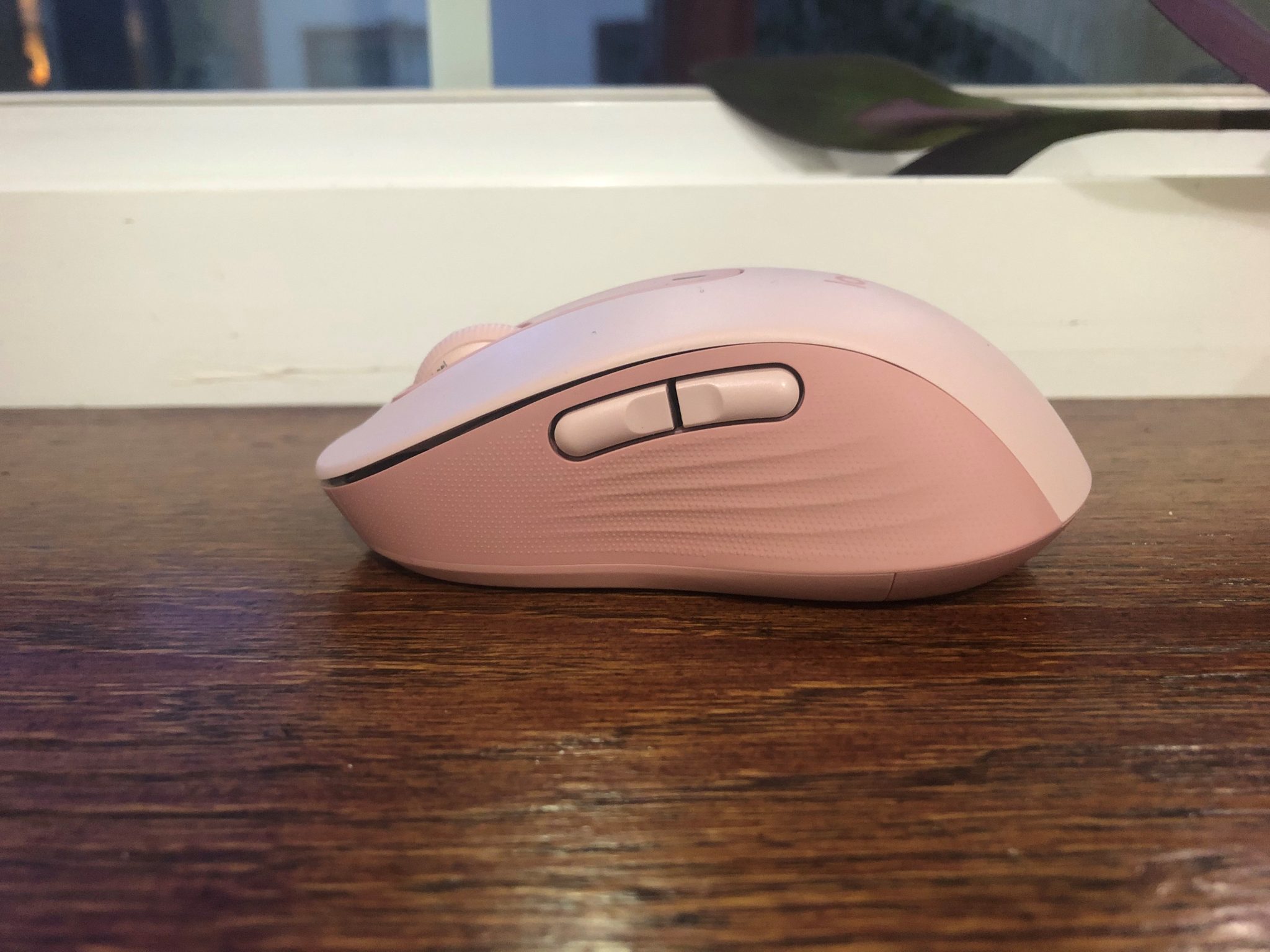 Logitech Signature M650: A quiet wireless mouse for big, small, or left ...