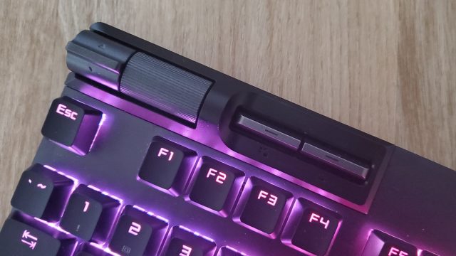 Flashy as can be: The Asus ROG Strix Flare II Animate keyboard - Ars ...