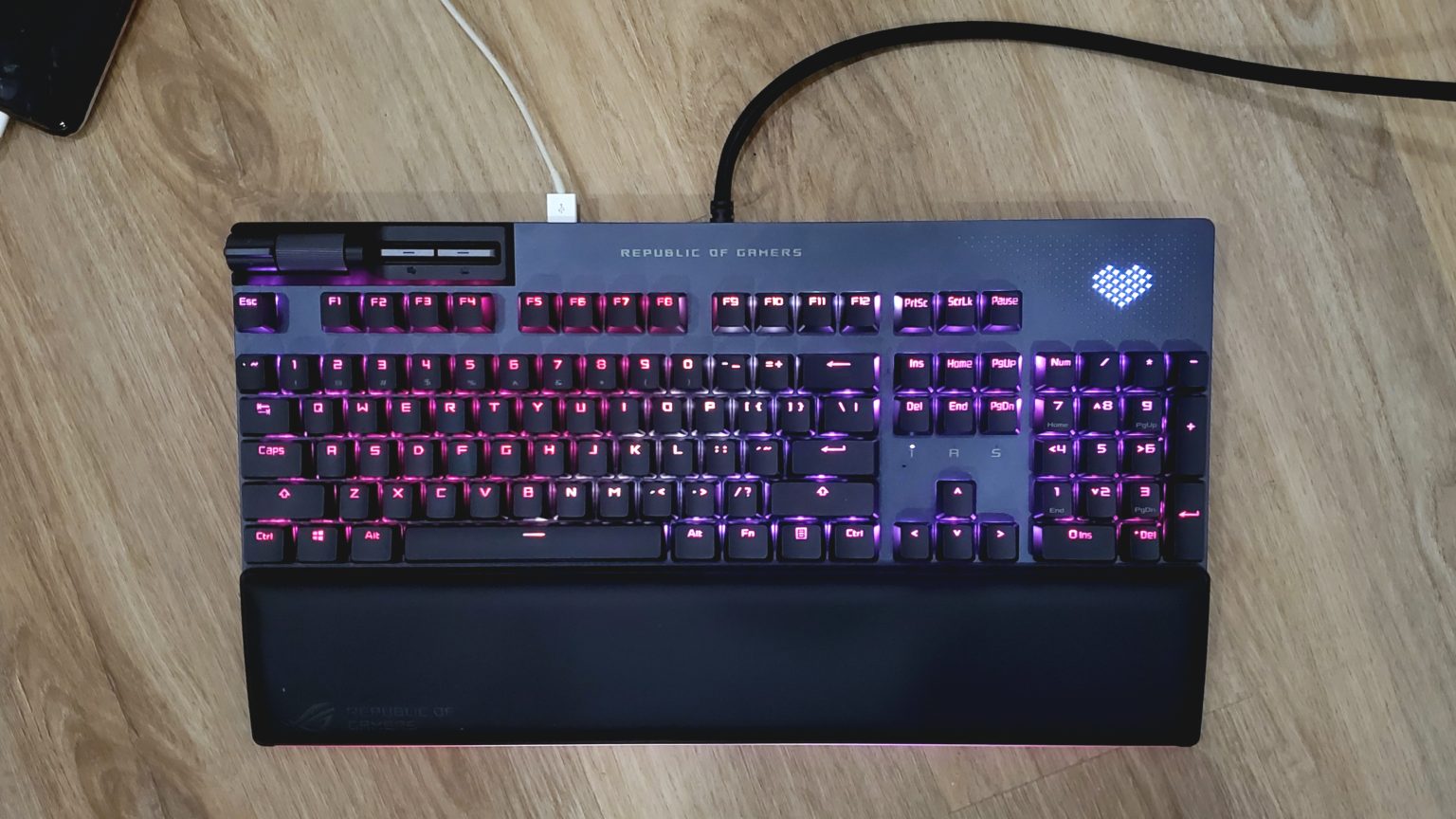 Flashy as can be: The Asus ROG Strix Flare II Animate keyboard - Ars ...