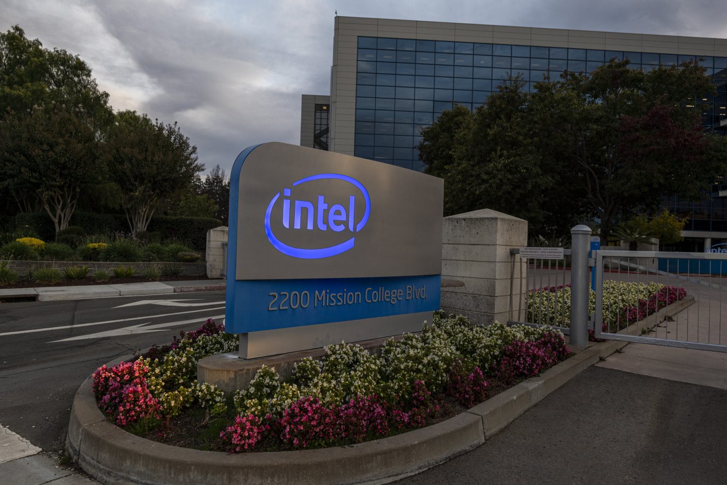 Intel suspends all operations in Russia “effective immediately” - Ars ...