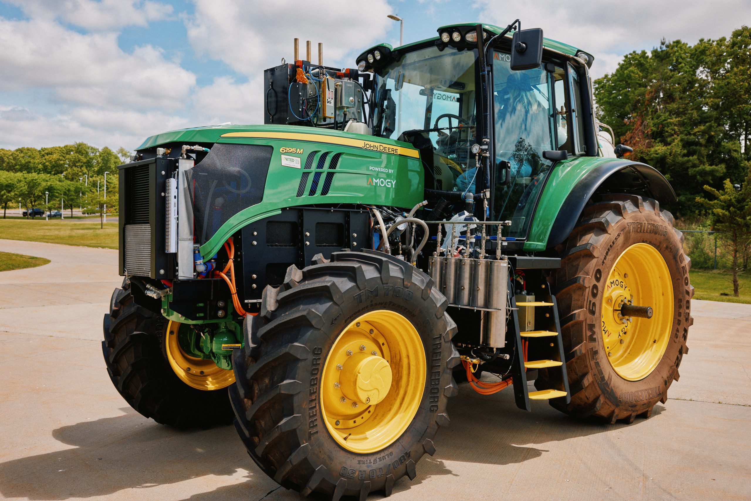 World’s first ammonia-powered zero-emissions tractor starts testing ...
