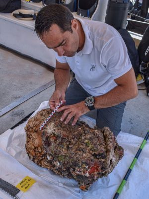 Divers recovered giant head of Hercules from Antikythera shipwreck in ...