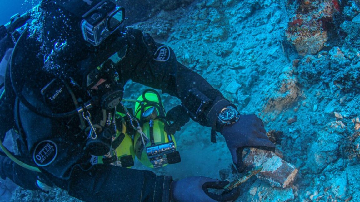 Divers recovered giant head of Hercules from Antikythera shipwreck in ...