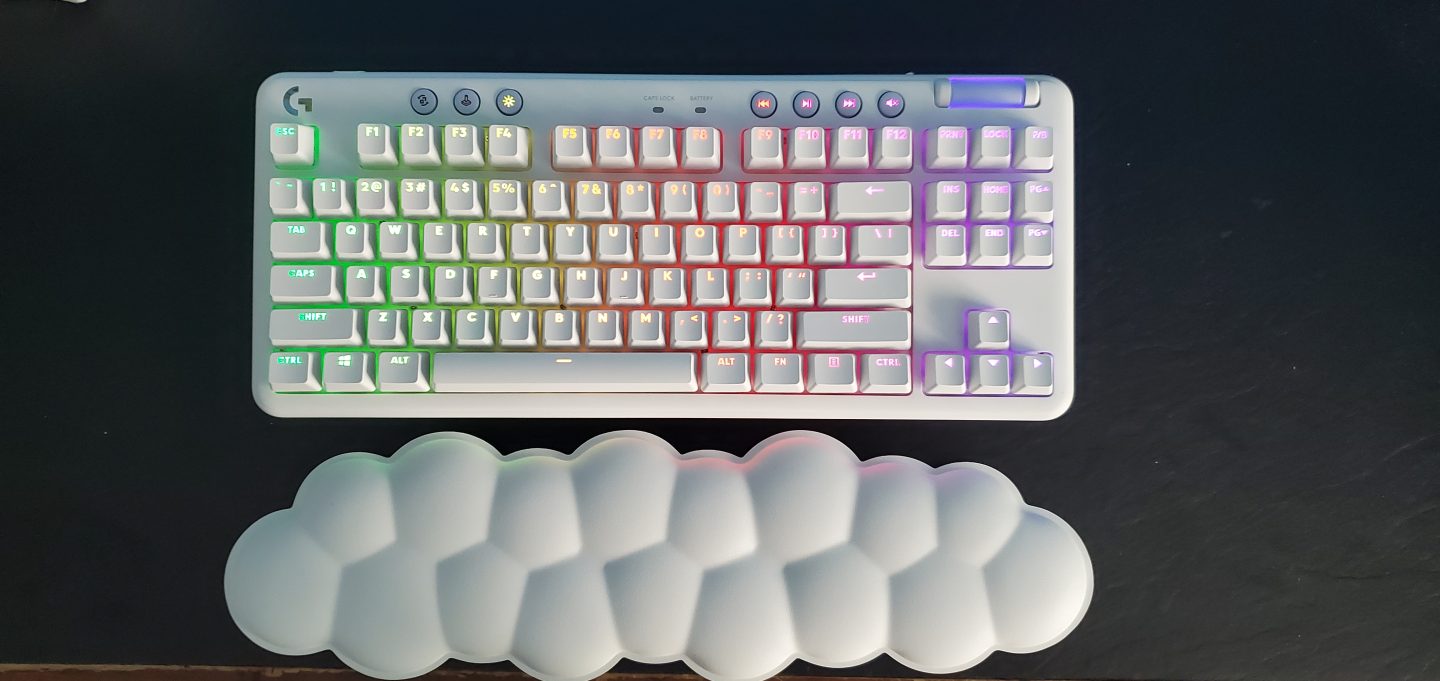 Logitech G715 hands-on: A strong typist with a polarizing look - Ars ...