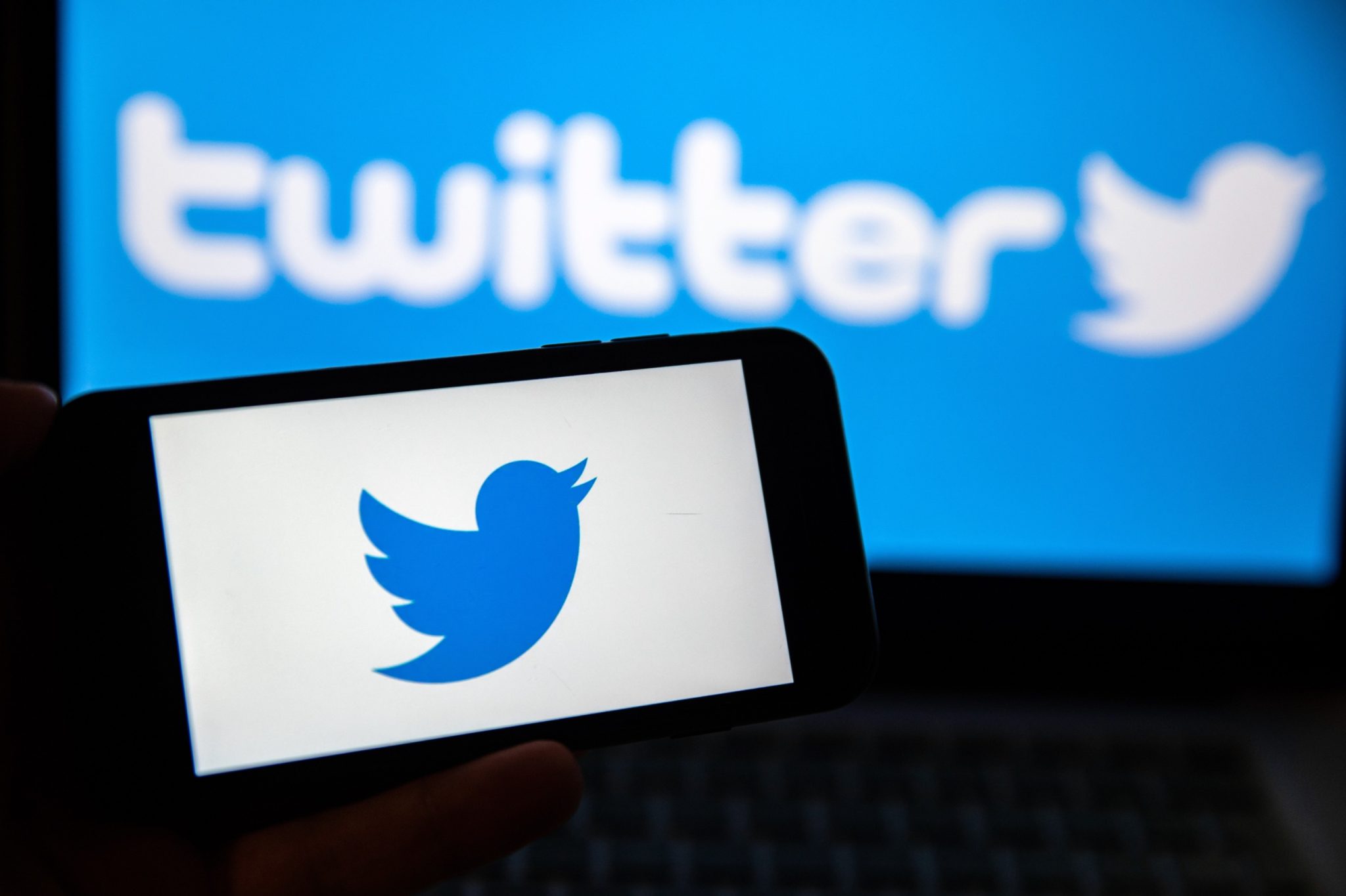 Musk emails remaining Twitter staff to find “anyone who actually writes ...
