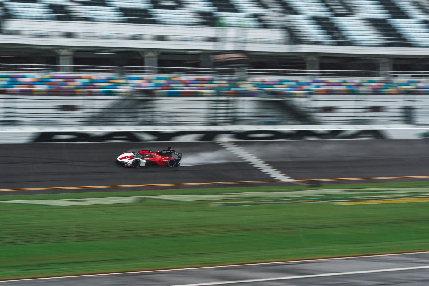 We peek inside Porsche’s private Le Mans race car test - Ars Technica