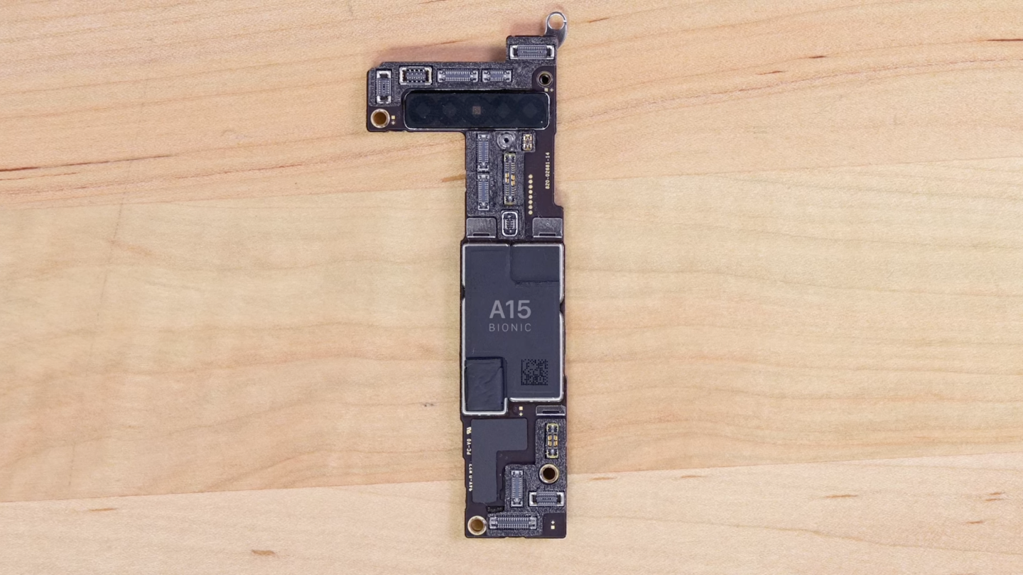 iPhone 14 teardown: One key change makes it much easier to repair - Ars ...