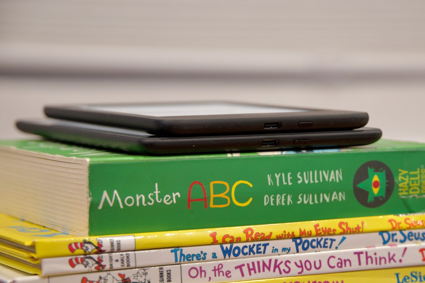 Review: Amazon’s $100 Kindle is lightweight and cute, and it nails the ...