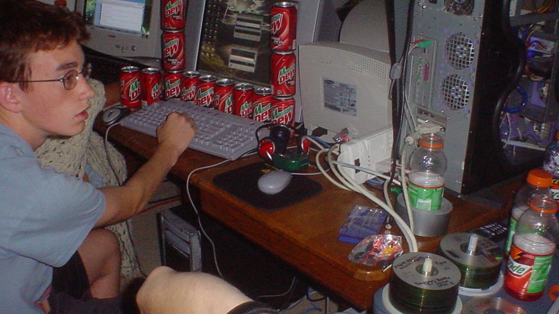“Just a bunch of idiots having fun”—a photo history of the LAN party - Ars Technica