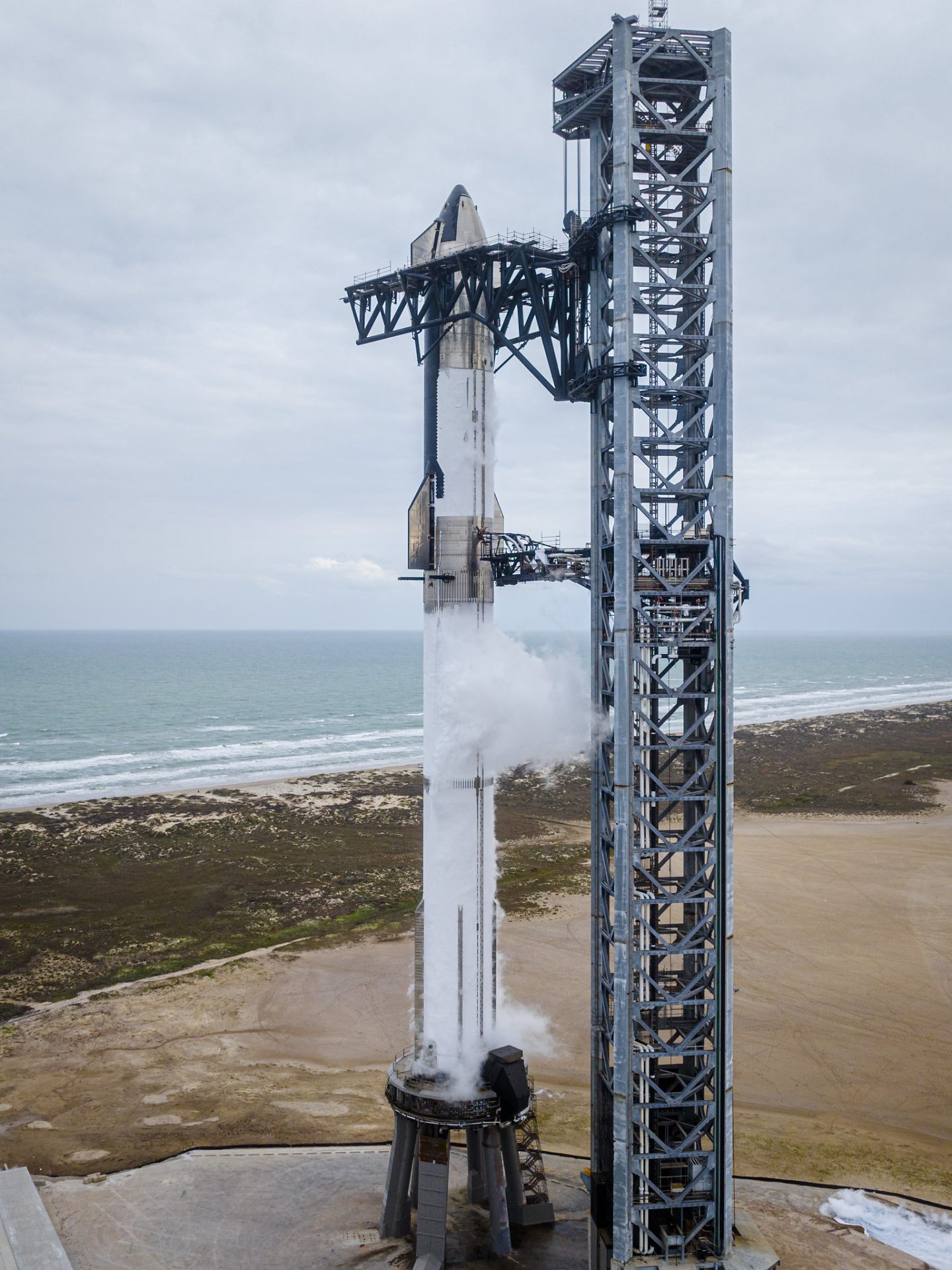 SpaceX completes fueling test, will now work toward massive engine ...