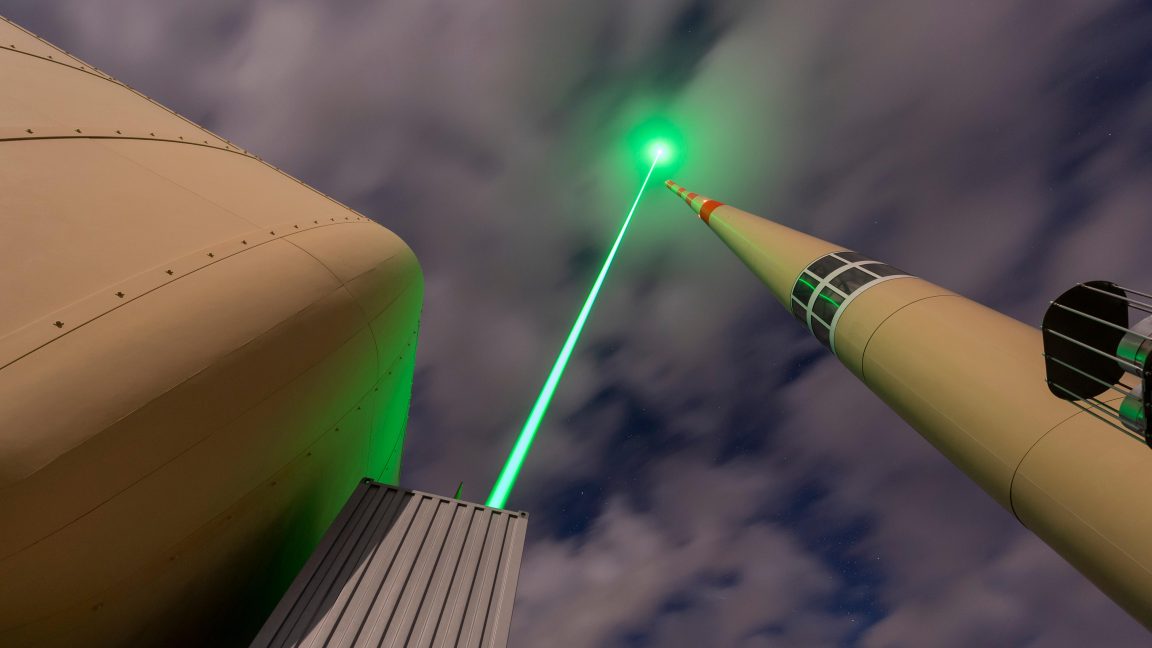 Lasers used to guide lightning strikes to a safe target - Ars Technica