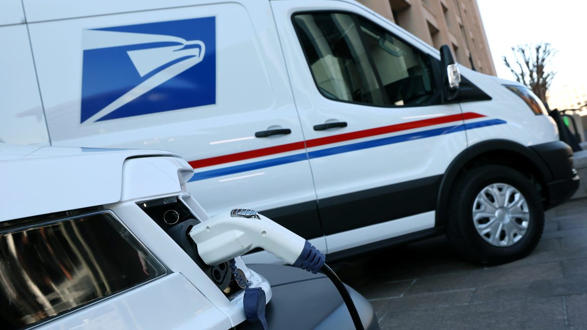 New USPS electric vans delayed until mid-2024, according to court docs ...