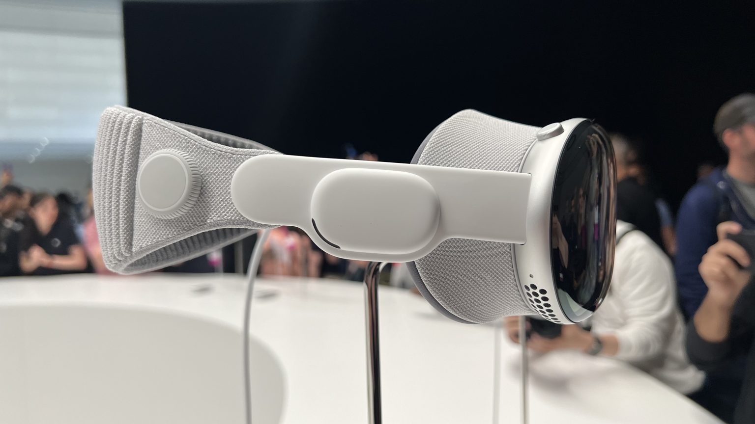 Apple releases visionOS SDK to developers and details testing process ...