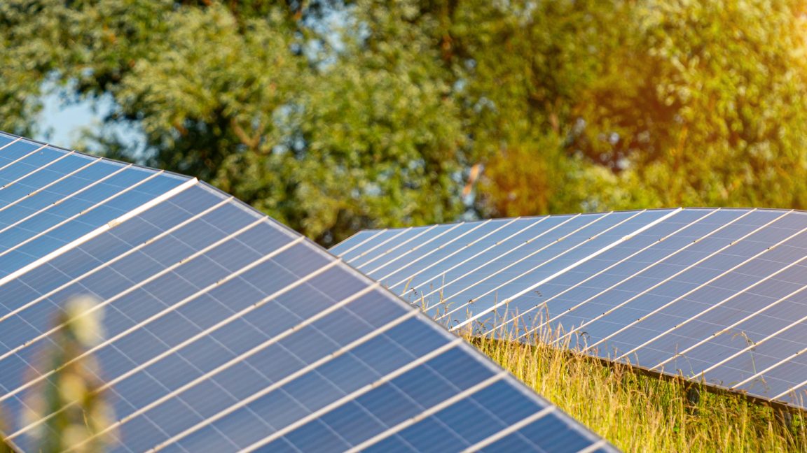 Perovskite + silicon solar panels hit efficiencies of over 30% - Ars ...