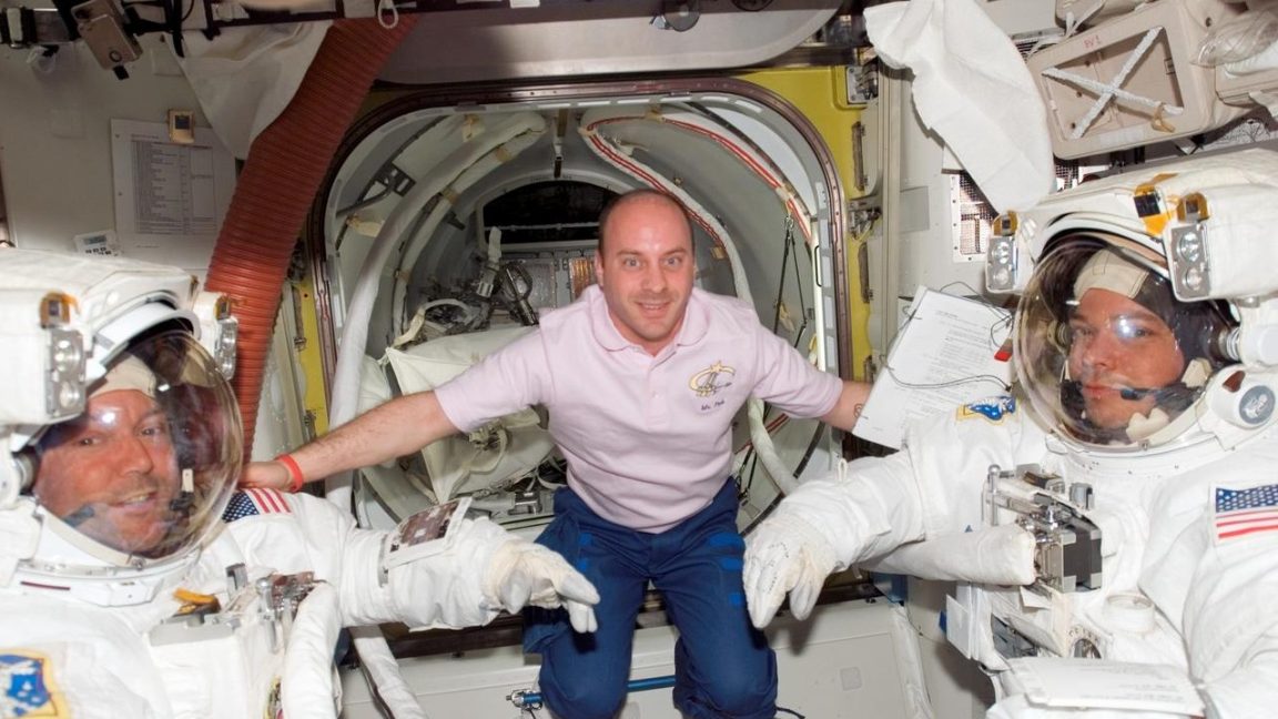 Former astronaut says it’s “extremely important” to study artificial ...