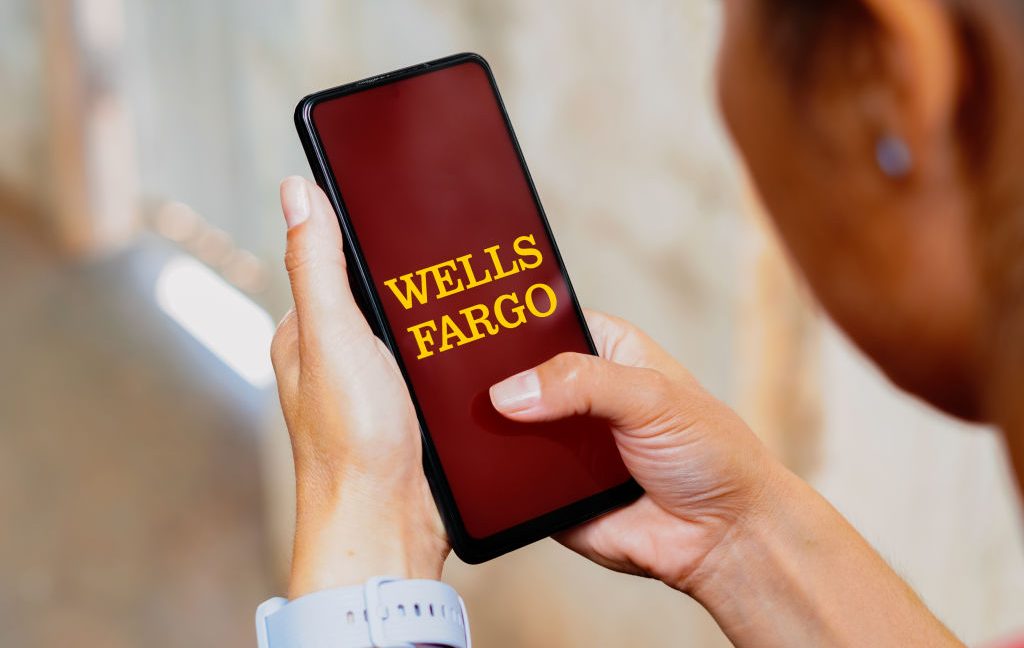 Banks fined $549M after senior execs found secretly texting on Signal ...