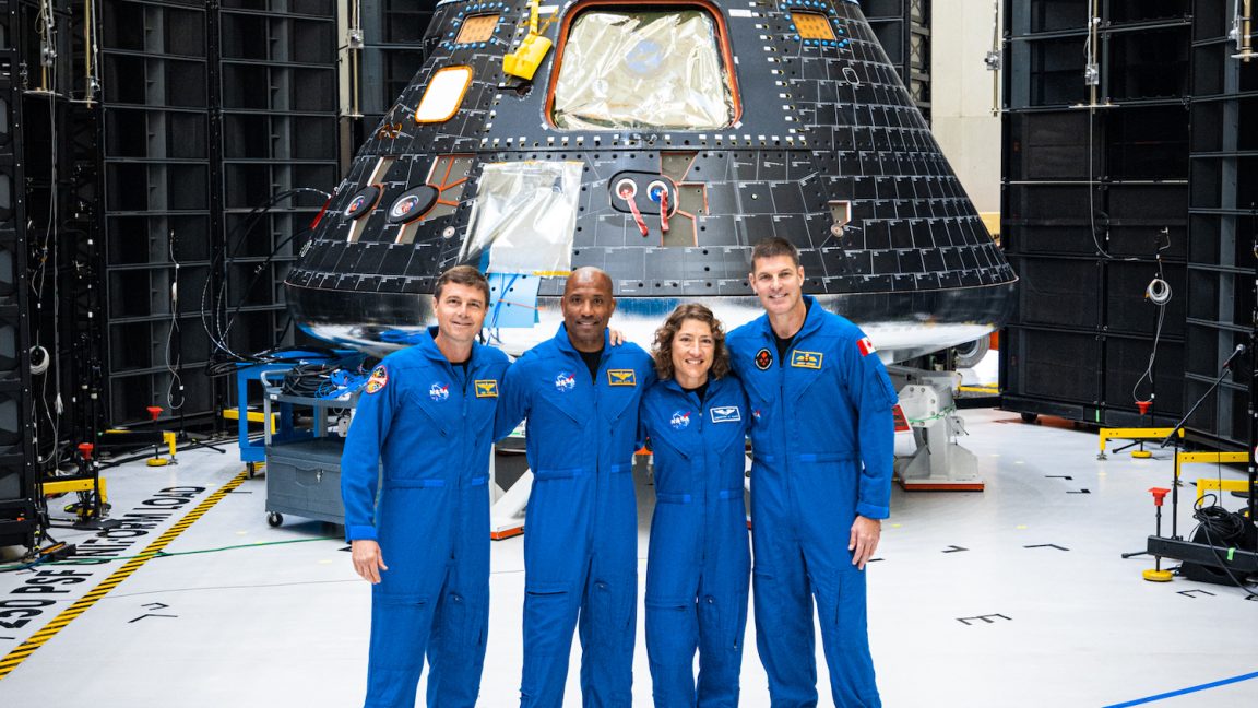 NASA’s Artemis II crew meets their Moonship - Ars Technica