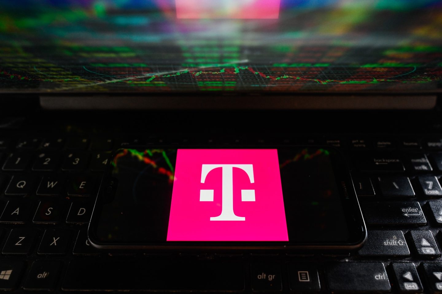 T-Mobile unveils $100 phone plan, topping AT&T and Verizon’s highest ...